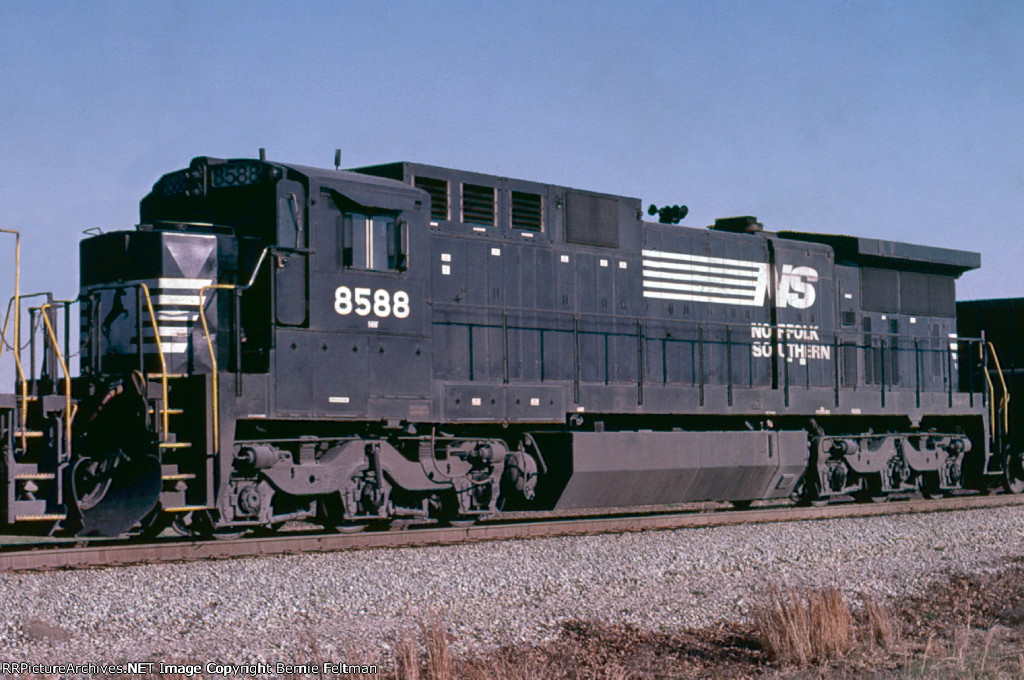Norfolk Southern C39-8 #8588